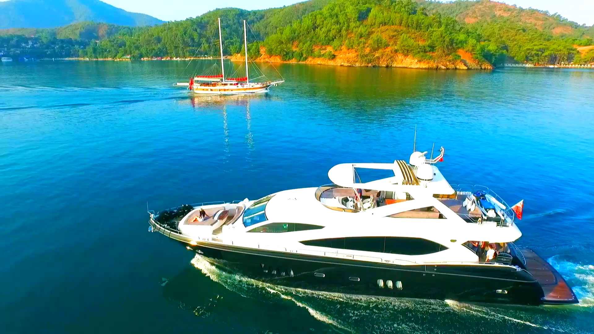 Power Monohull - Paramount International Yacht Brokerage